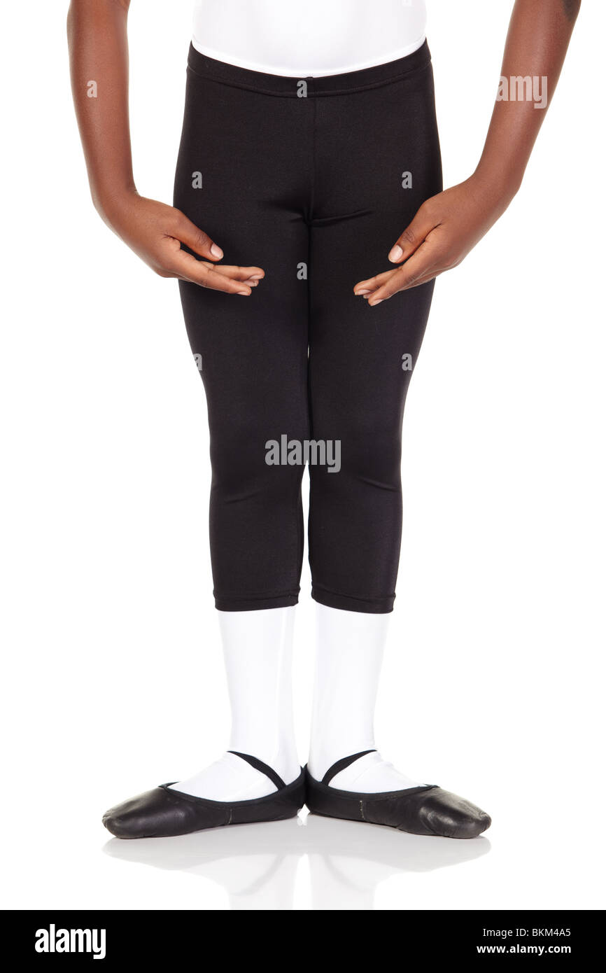 Jeune garçon ballet sur fond blanc et marbre blanc réfléchissant ...