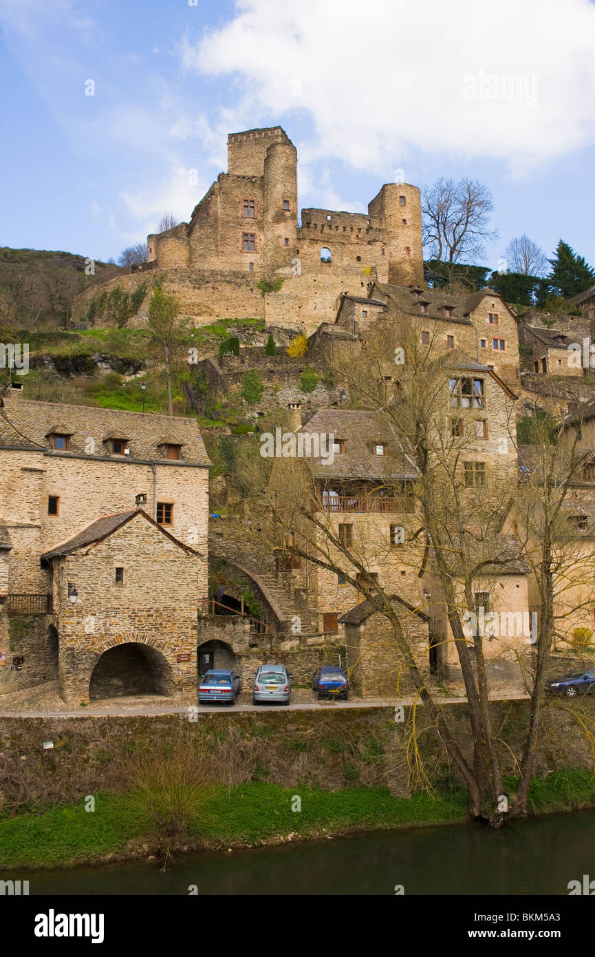 La forteresse médiévale Château de Belcastel surplombant le village ...