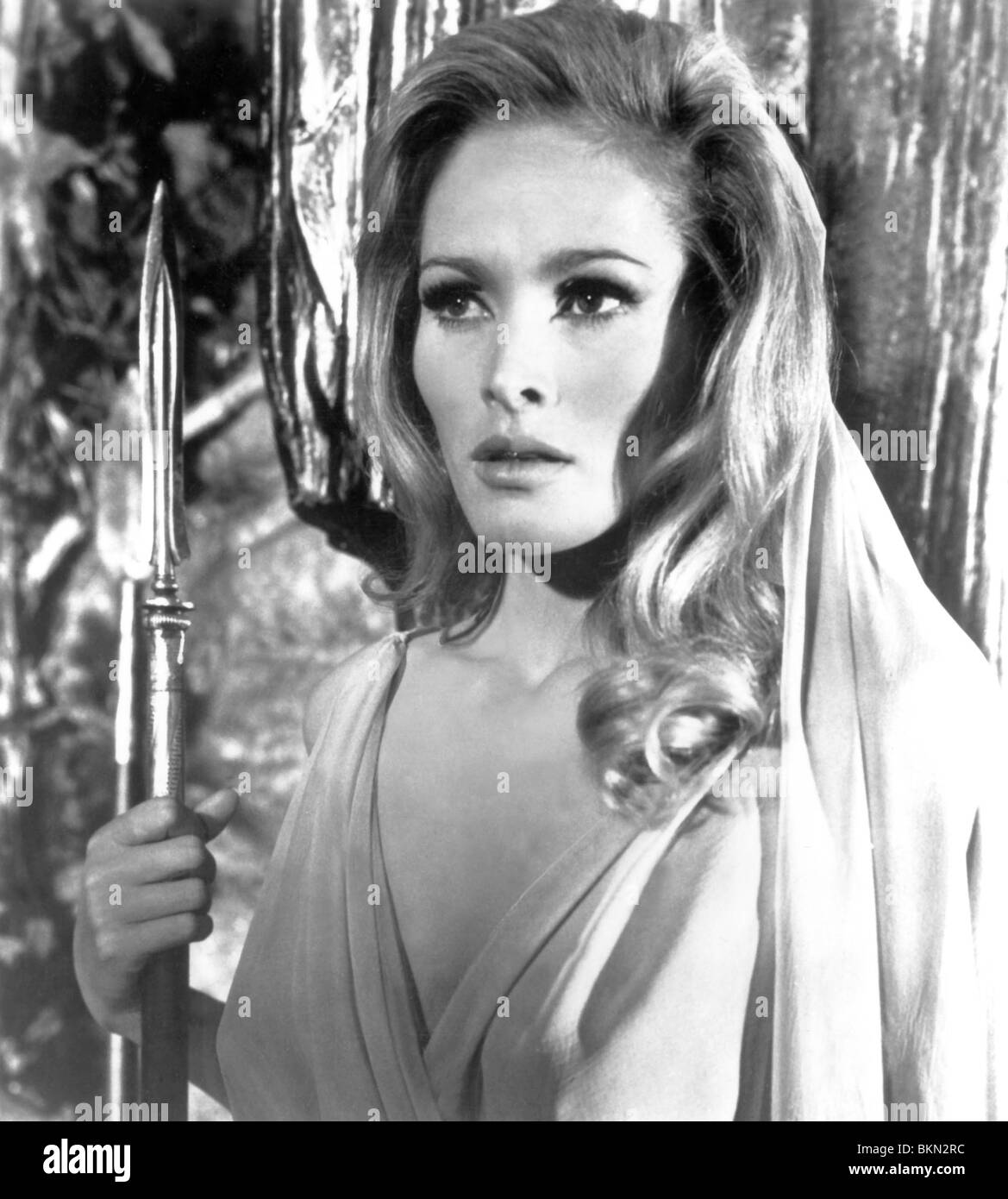 Ursula andress she Banque de photographies et d’images à haute ...