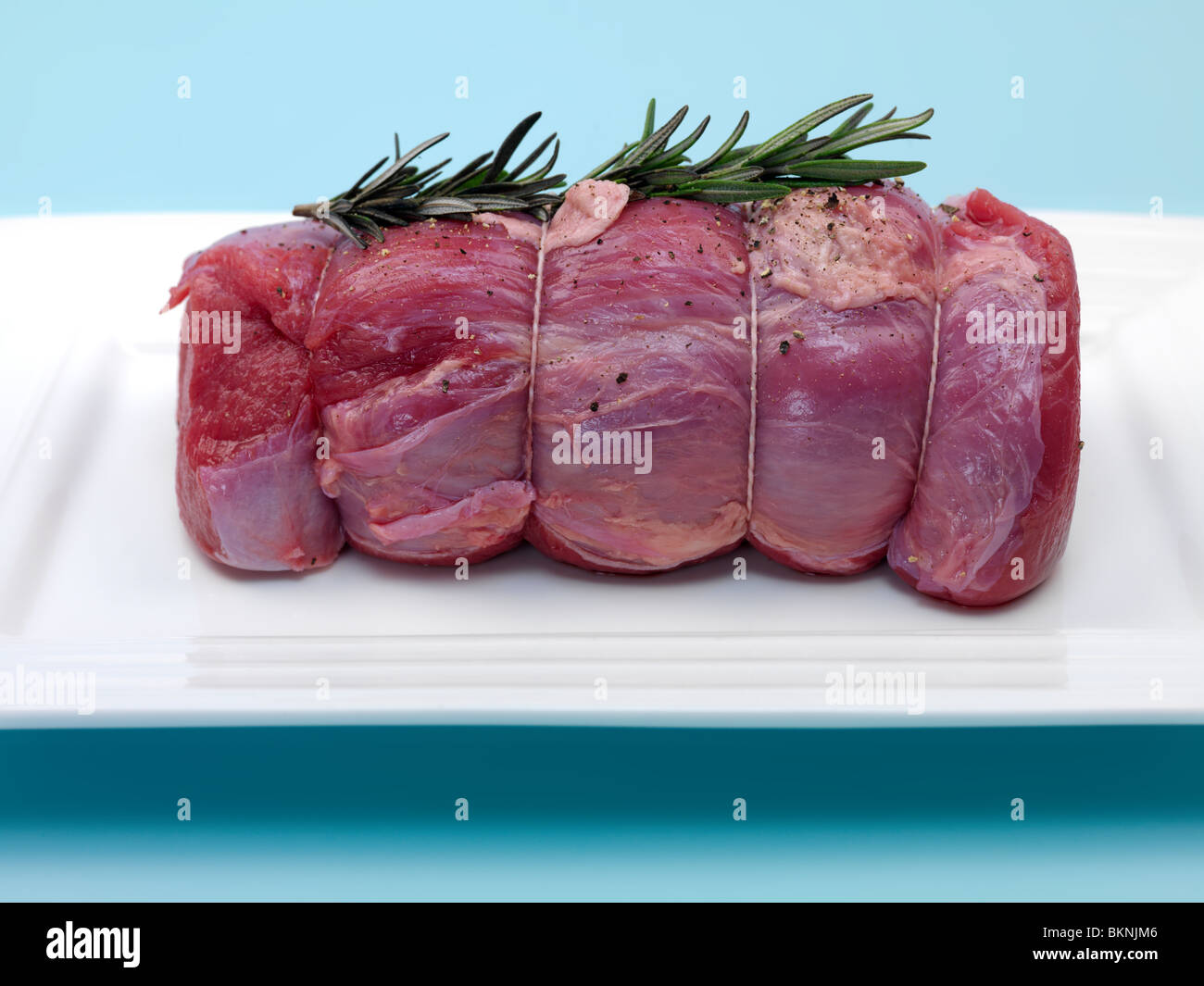 Rôti de veau de mini brut prêt à rôtir laminées Photo Stock - Alamy