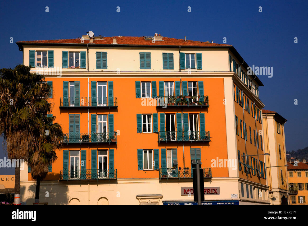 France, Côte d'Azur, Nice ; l'une des maisons aux couleurs typiques de ...