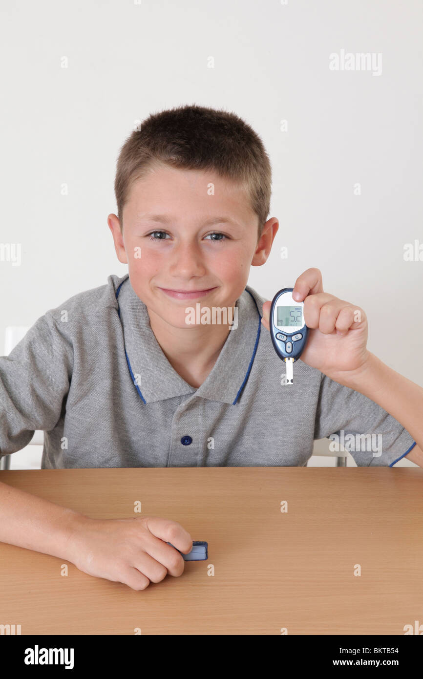 Jeune garçon qui montre les résultats d'un test de glycémie Photo Stock ...