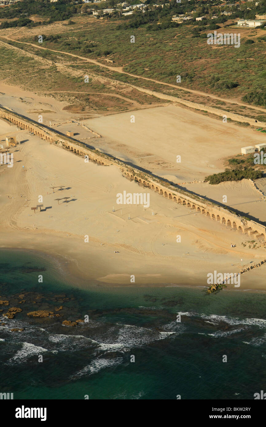 Israël, Sharon, une vue aérienne de l'Aqueduc Romain de Césarée ...