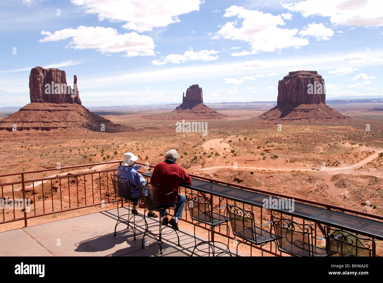 Les touristes au Navajo Tribal Park Visitors Center Center Monument ...