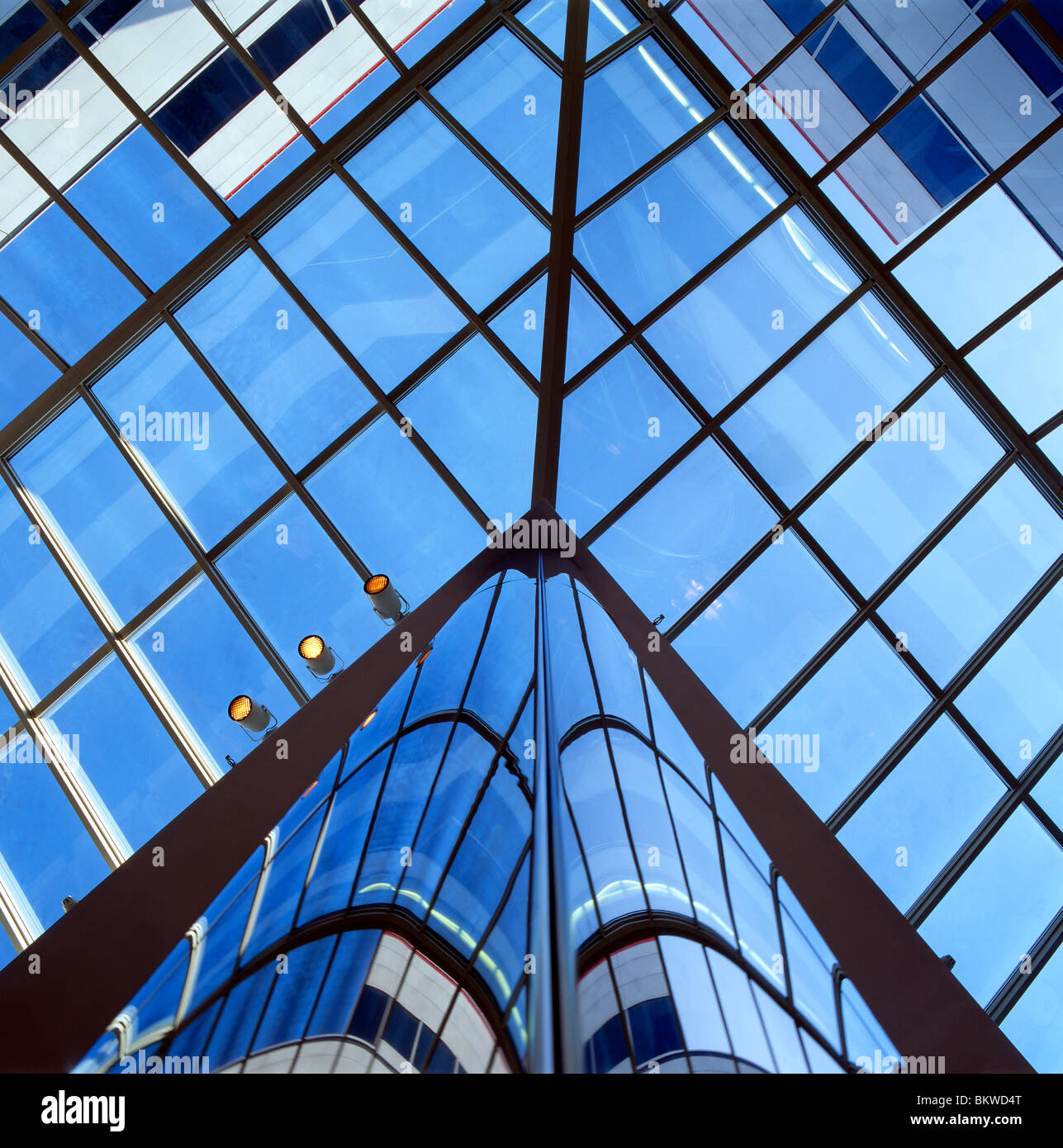 Résumé Vue d'un puits de lumière au plafond de l'atrium et dans un ...
