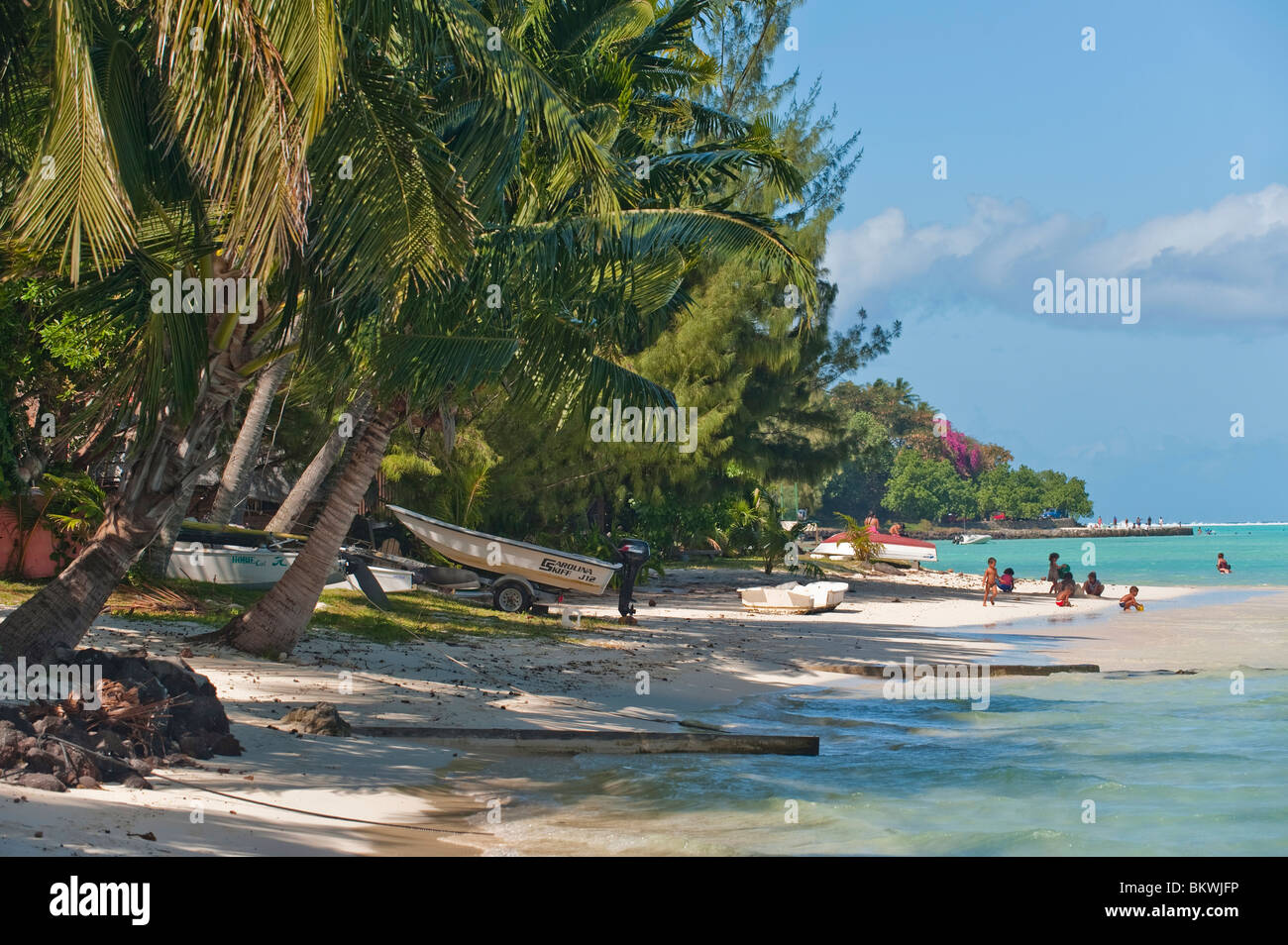 L'ombre des palmiers, à la plage Matira à Bora Bora, Polynésie ...