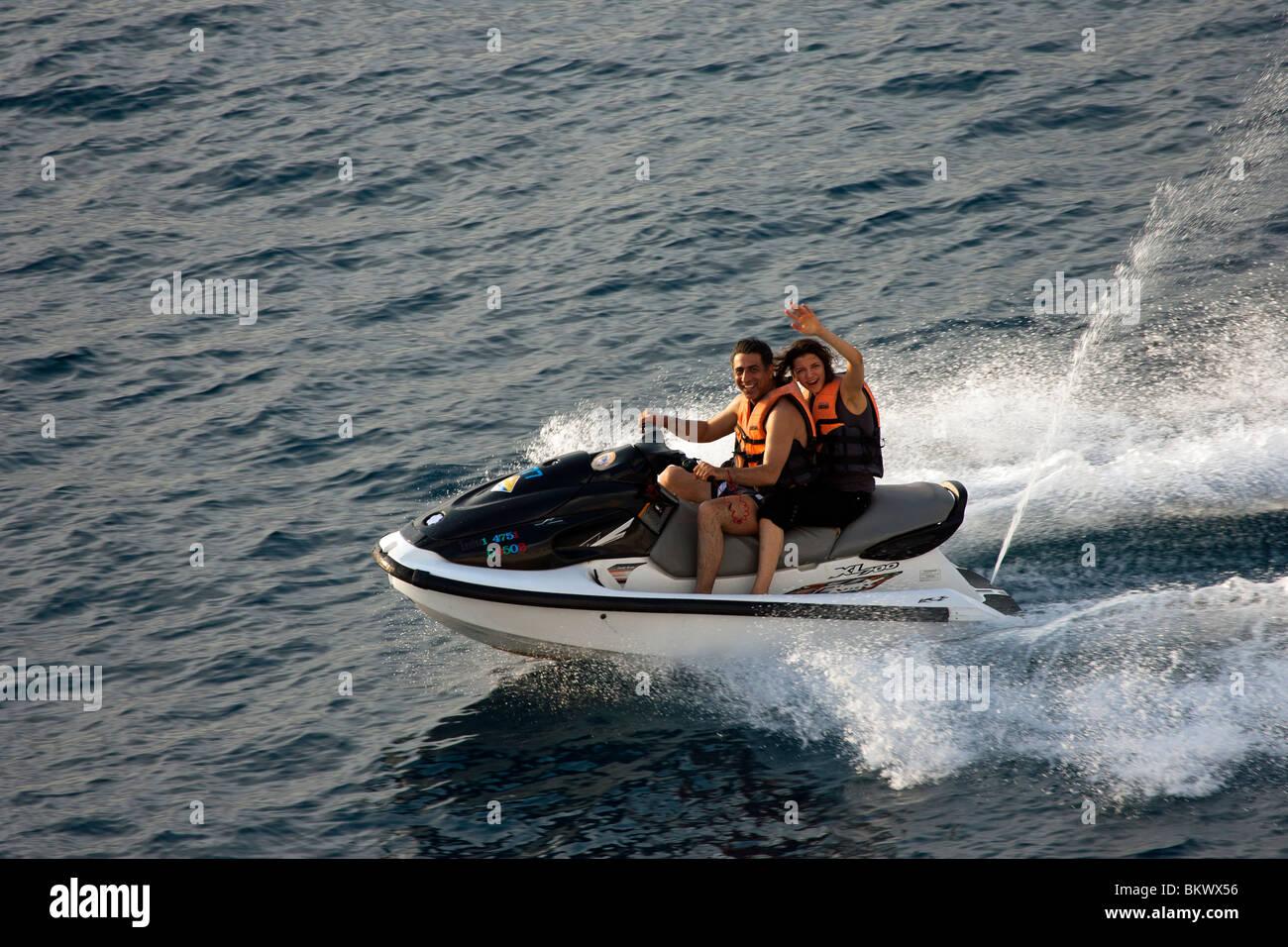 Couple sur jet ski Banque de photographies et d’images à haute ...