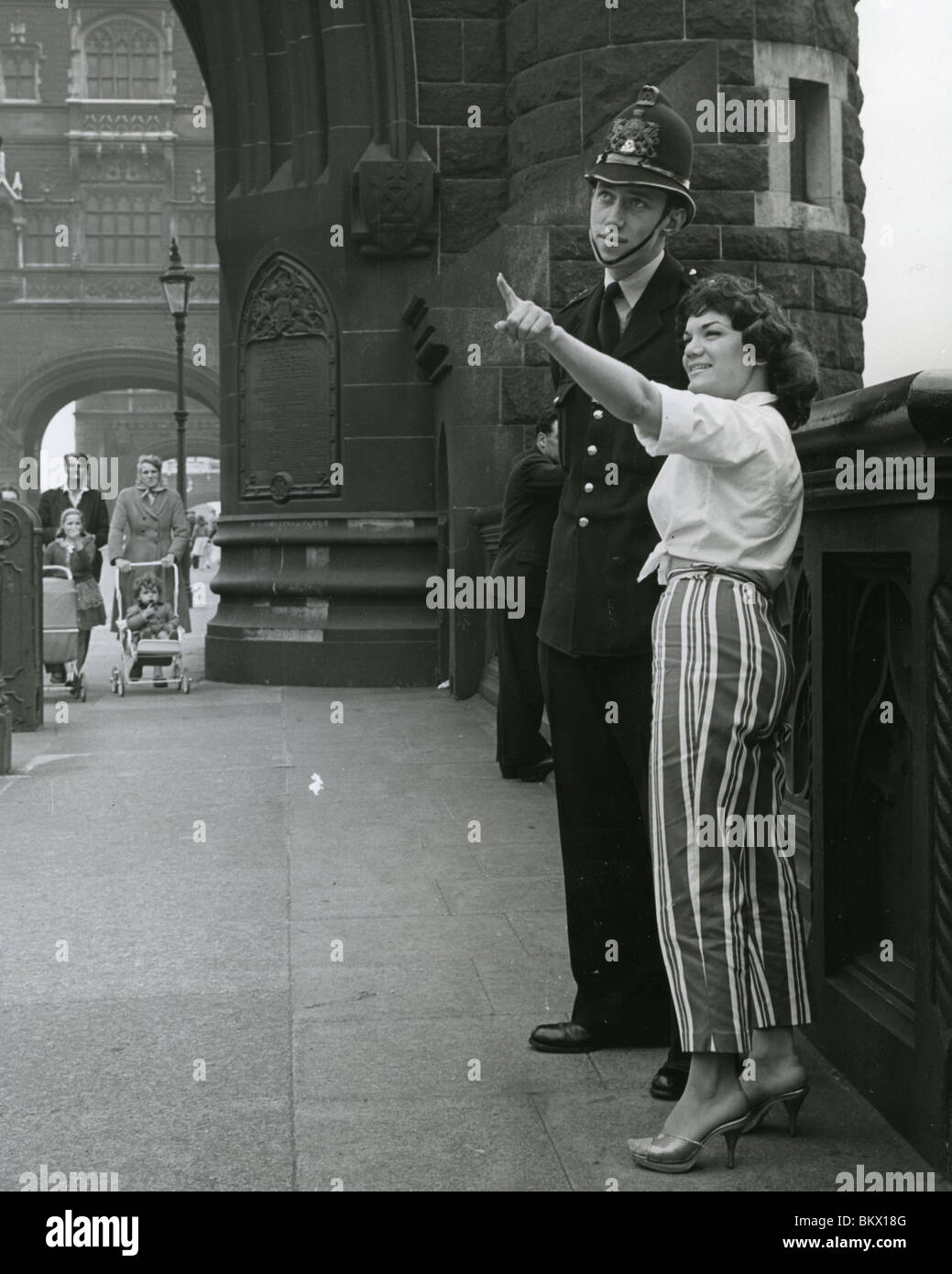 CONNIE FRANCIS chanteuse et actrice du film avec un policier sur le ...