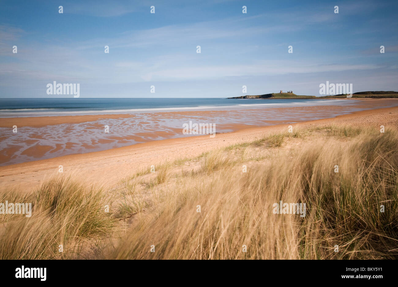 Château de dunstanburgh de la baie d'embleton Banque de photographies ...