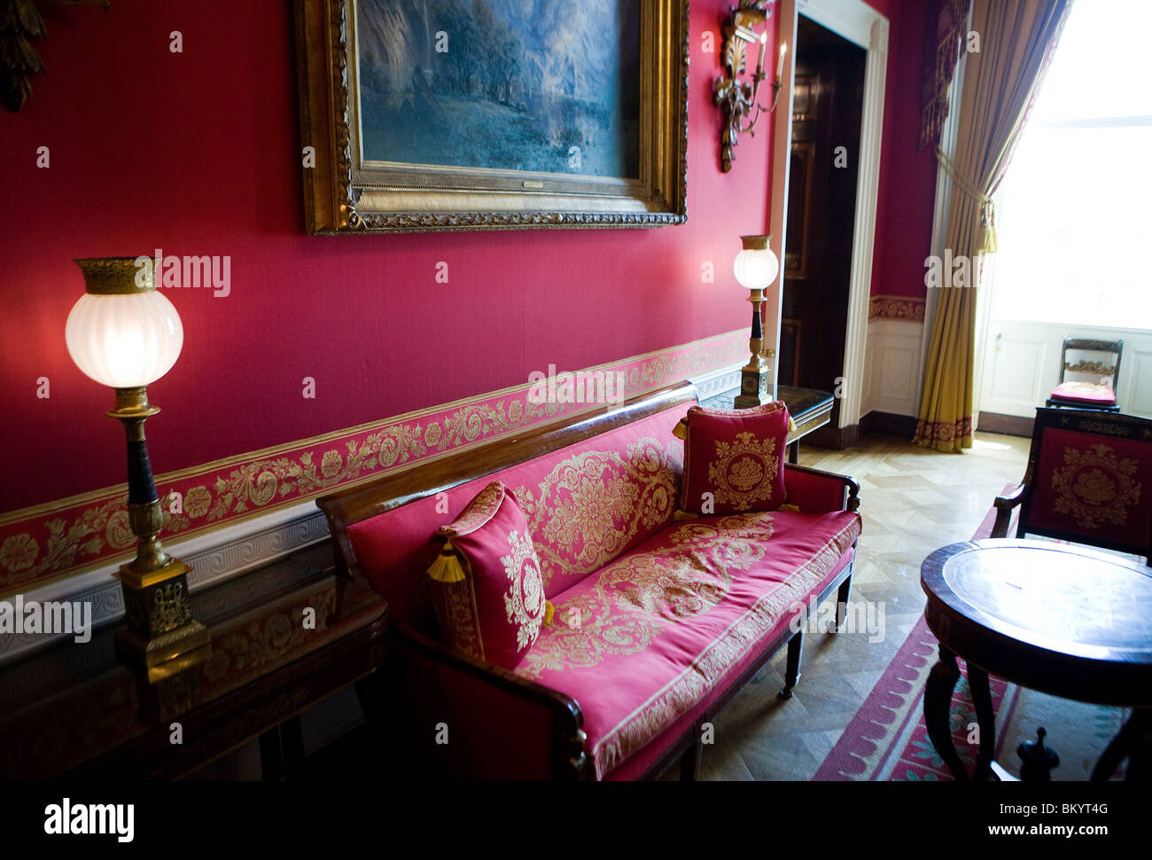 Maison blanche rouge Banque de photographies et d’images à haute ...