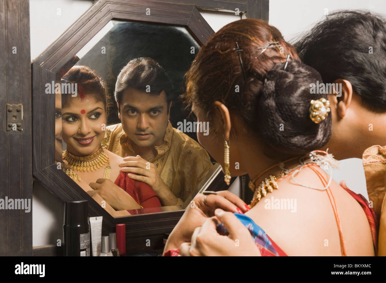 Couple devant un miroir Photo Stock - Alamy