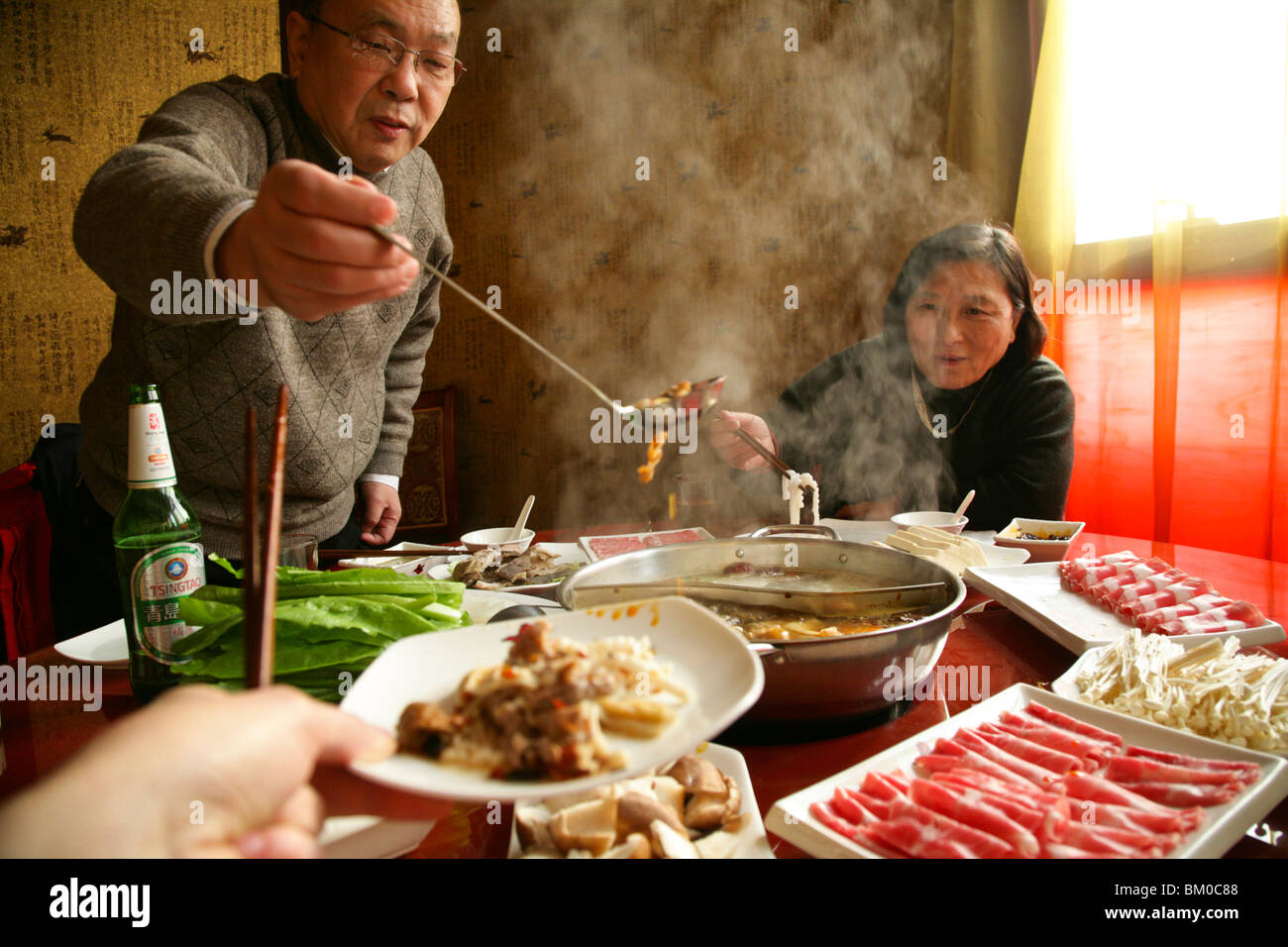 Couple dans un restaurant chinois Banque de photographies et d’images à ...