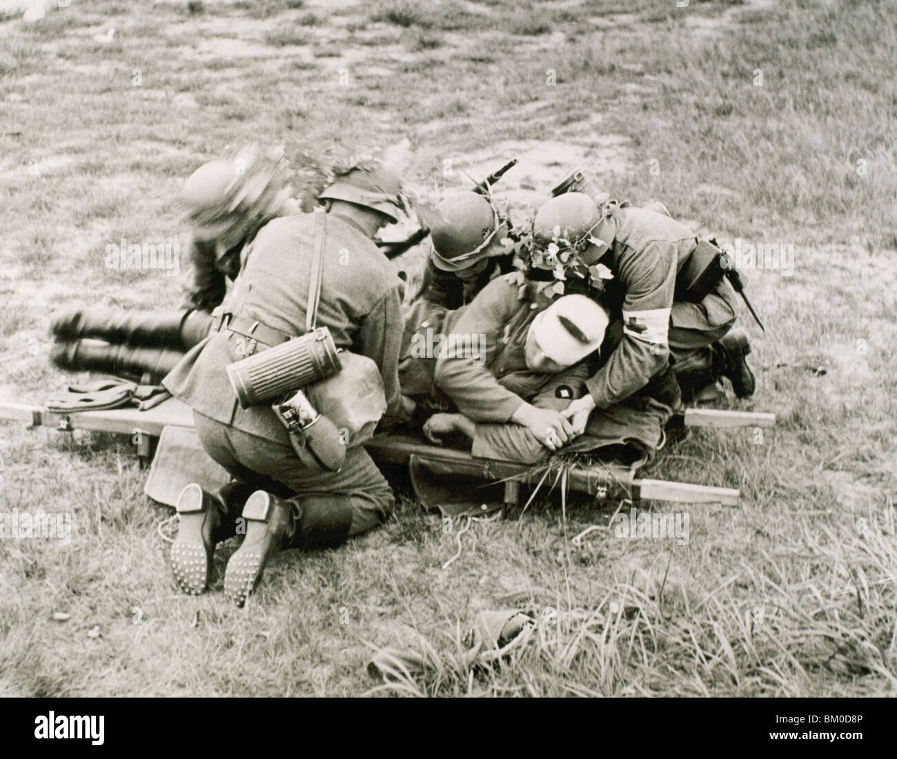 La SECONDE GUERRE MONDIALE (1939-1945). L'évacuation des blessés par ... La SECONDE GUERRE MONDIALE (1939-1945). L'évacuation des blessés par ...