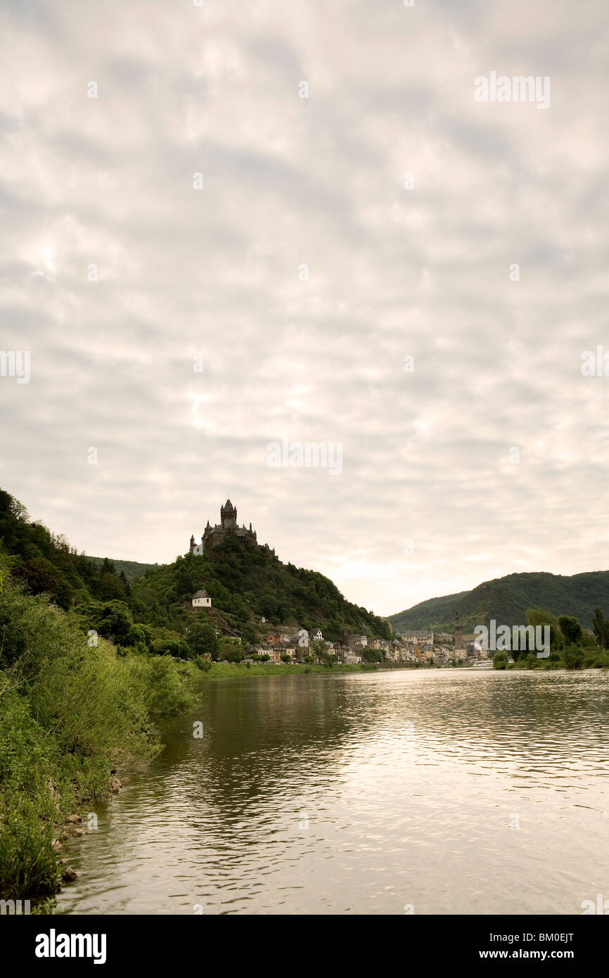 Le château de Cochem, Château Reichsburg Cochem Cochem, dans la vallée ...