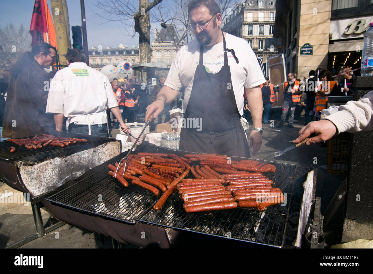 Barbecue saucisse au travailleurs français manifestation à Paris, le 23 ...