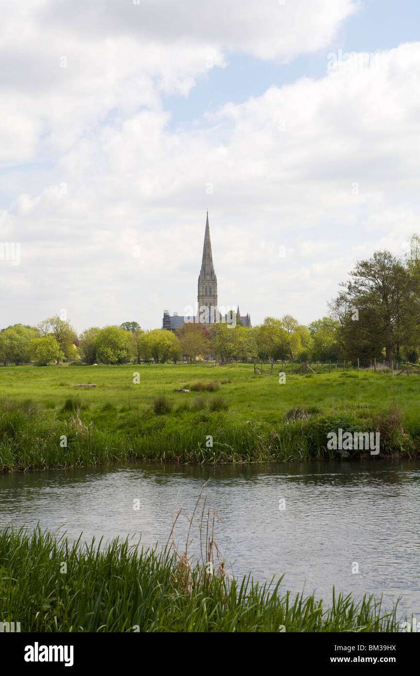 L'eau 68 London prés avec la rivière Nadder au premier plan et la ...