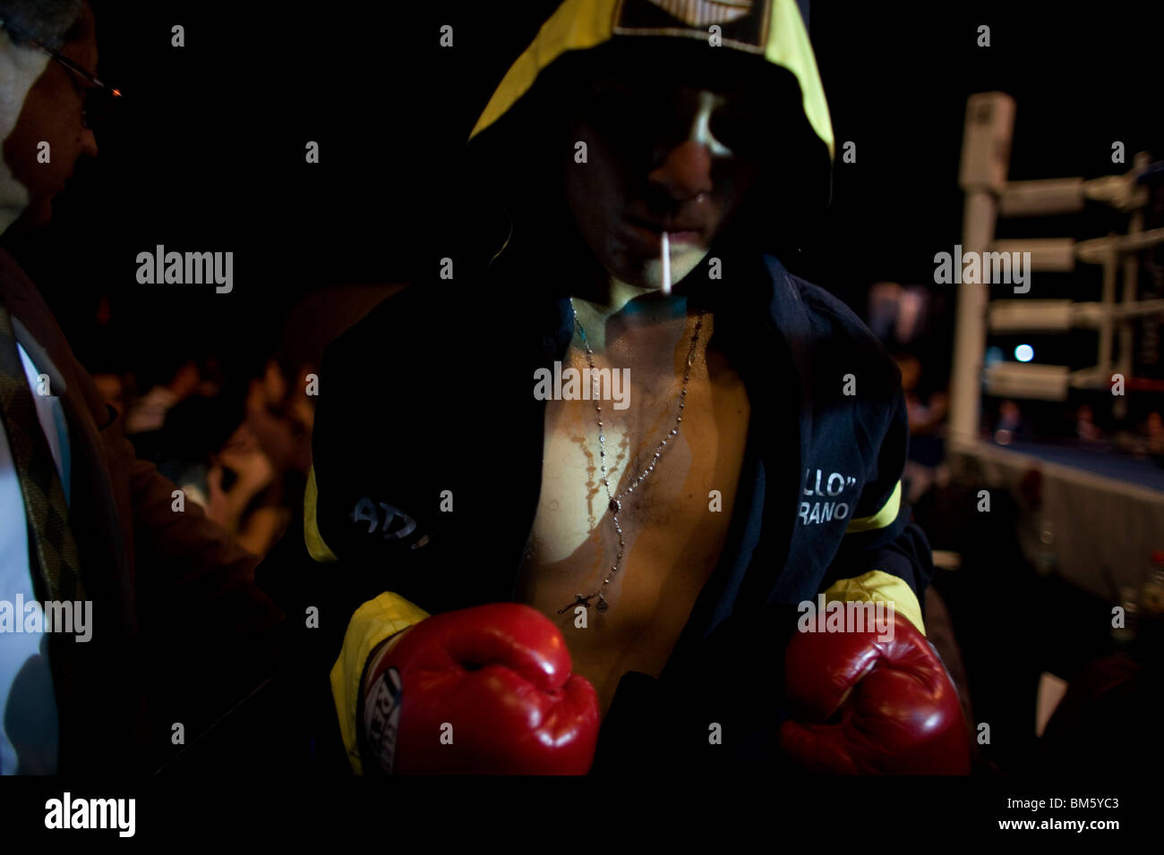 Isaac 'Boxer' Pollo Bejarano entre dans le ring pour un combat dans la ...