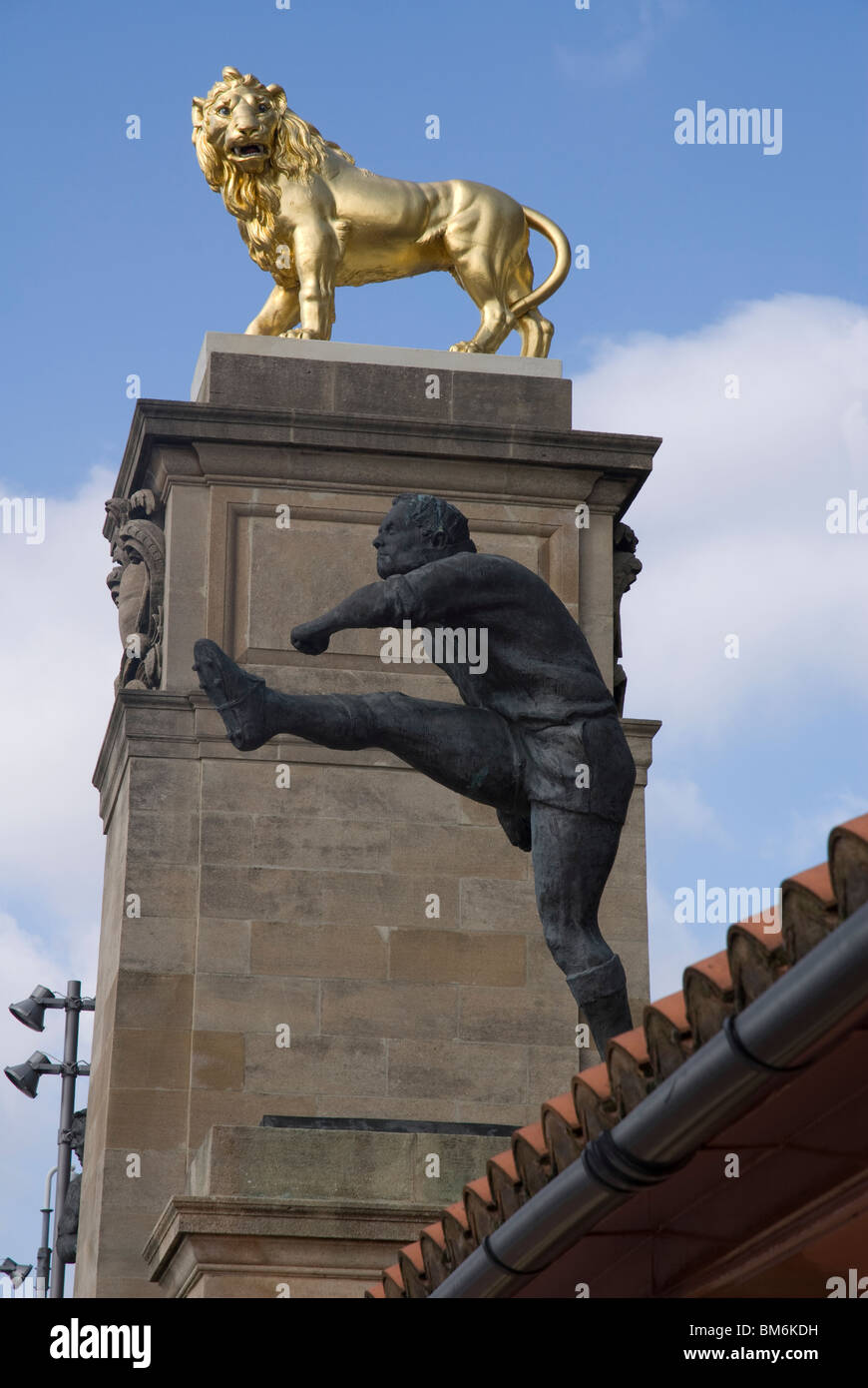 Rugby statue twickenham stadium Banque de photographies et d’images à ...