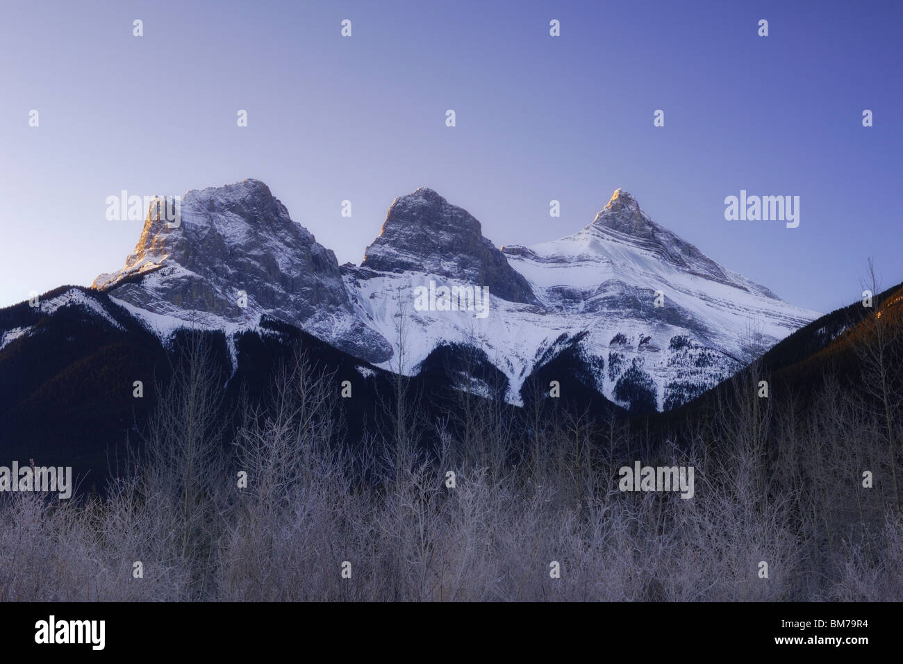 Three Sisters Peaks Canmore Alberta Banque d'image et photos - Alamy