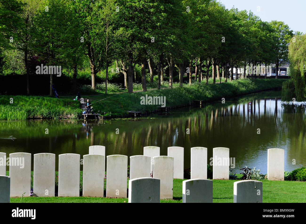 Pierres tombales du cimetière de la Première Guerre mondiale Ramparts ...