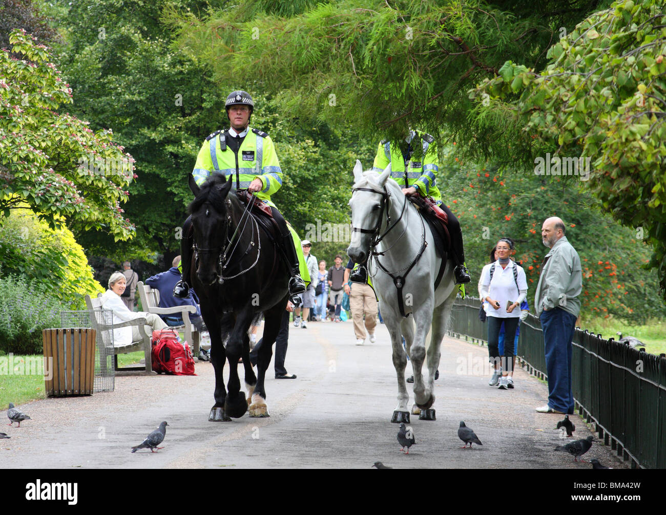 Policier anglais en uniforme Banque de photographies et d’images à ...
