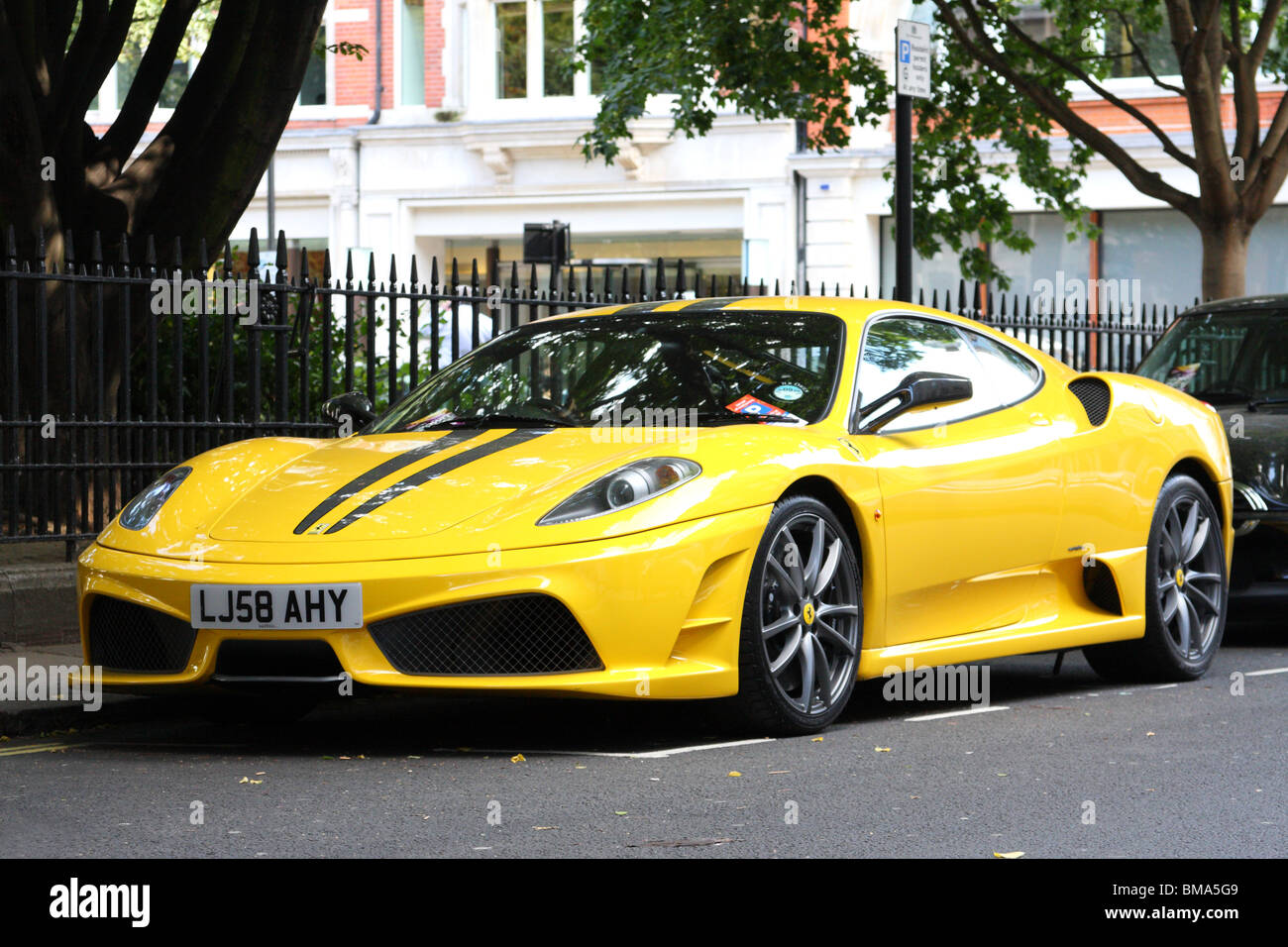 Ferrari jaune Banque de photographies et d’images à haute résolution ...
