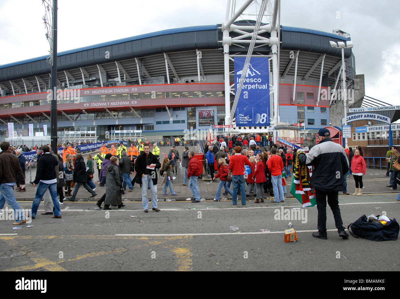 Foule de fans de drapeaux de rugby Banque de photographies et d’images ...