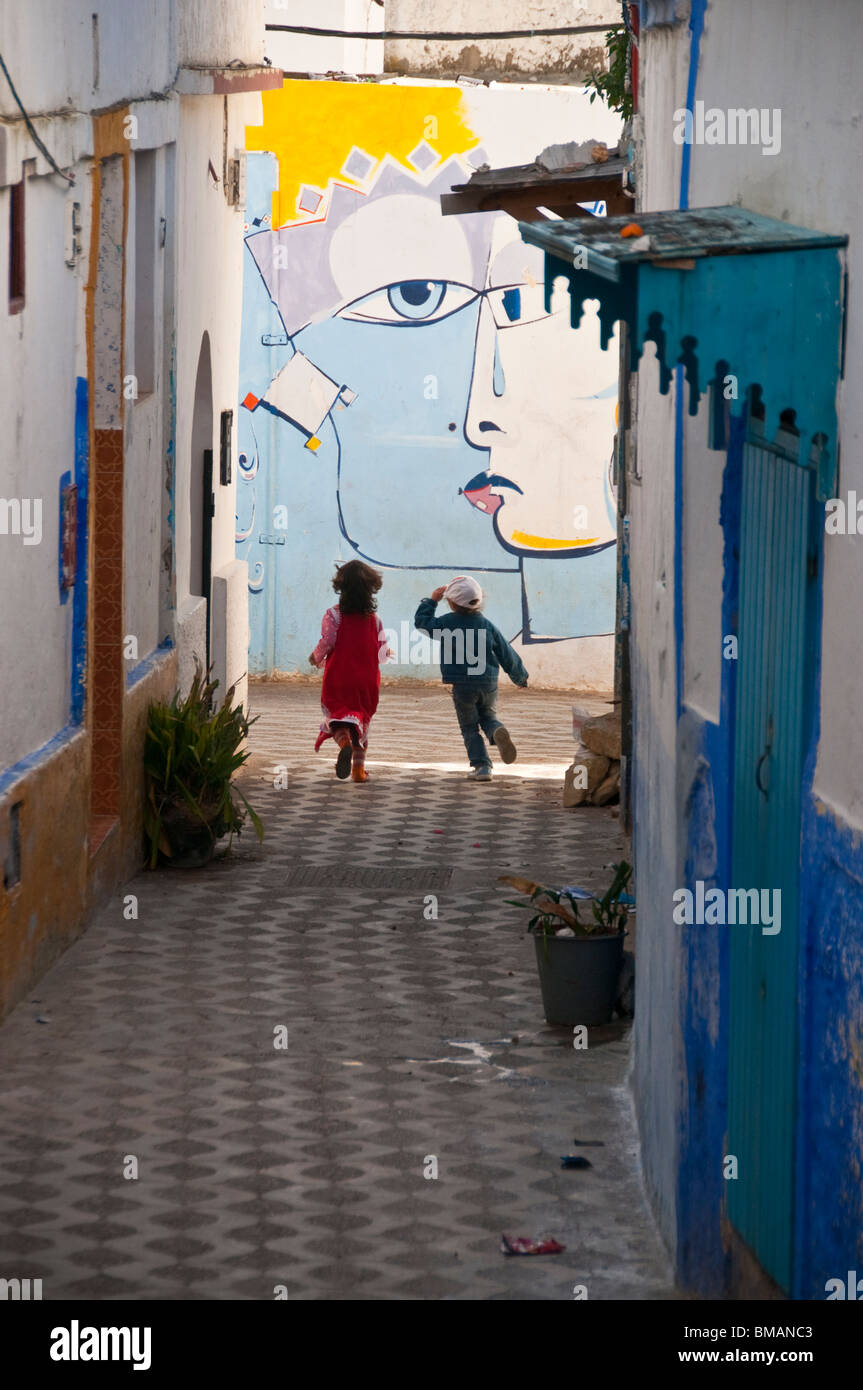 Enfants des rues maroc Banque de photographies et d’images à haute ...