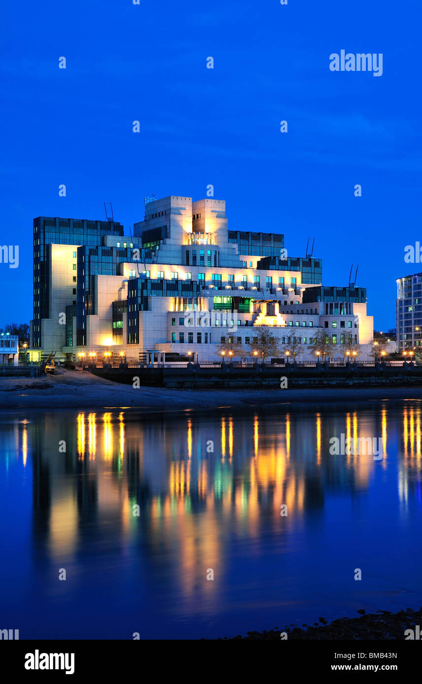Mi6 building london Banque d'image et photos - Alamy