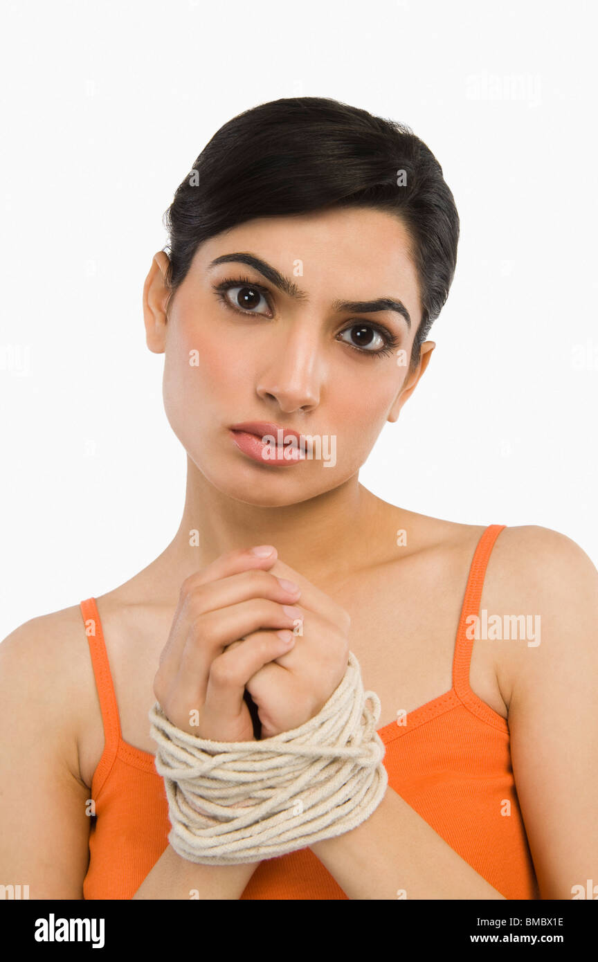 Female hands tied up rope Banque de photographies et d’images à haute ...