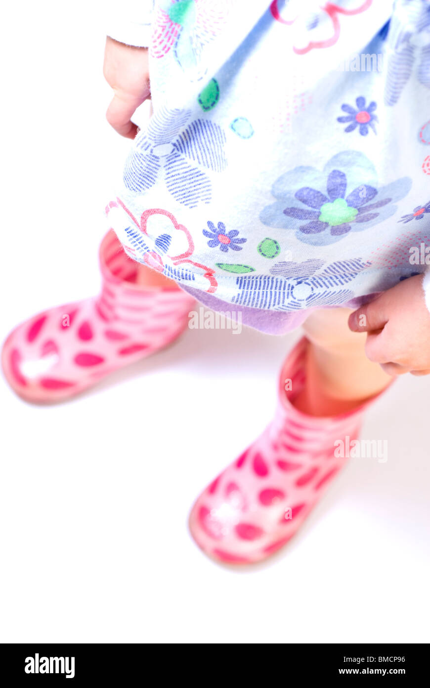 Fille portant des bottes en caoutchouc Banque de photographies et d ...