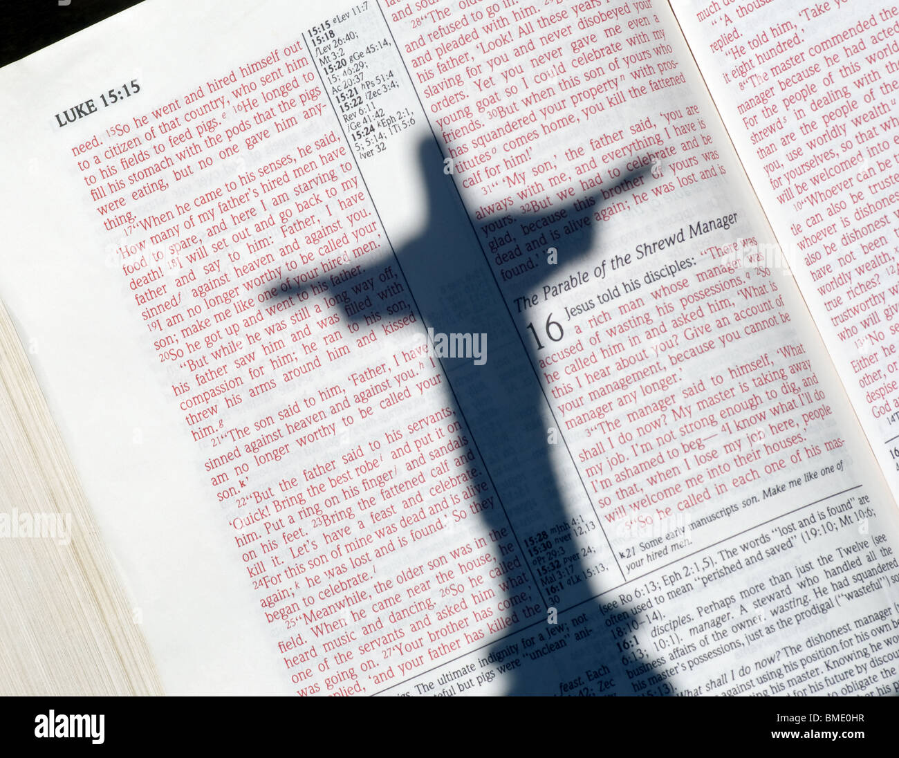 Jésus Christ éclipsent pages de la Bible. Il est décrit sur les pages de Luc dans une lettre ...