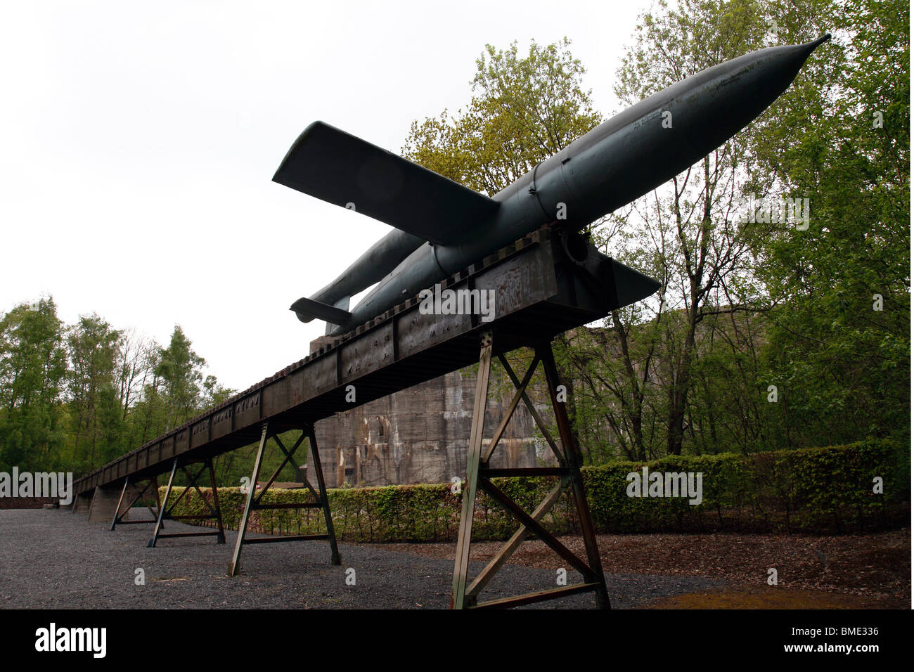 Un V1 rocket sur la rampe de lancement de missiles Nazi complexe bunker ...