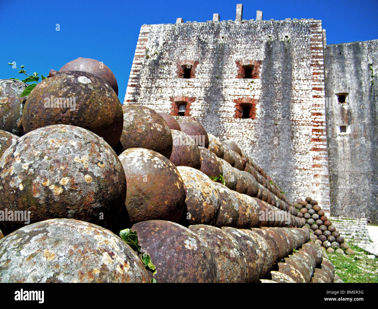 La rouille des boulets de canon en face de la Citadelle au sommet de la ...