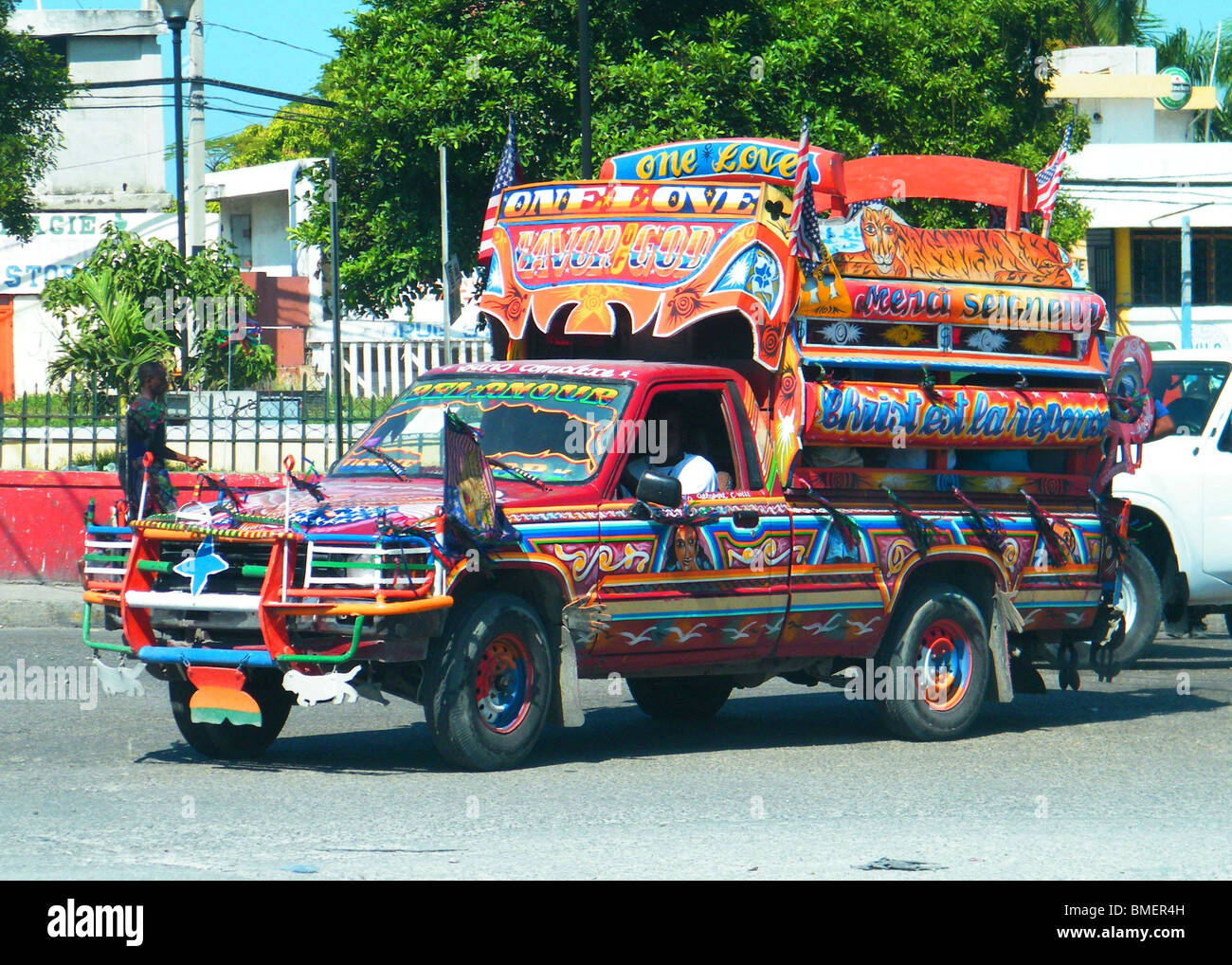 Un typique peint "tap-tap" Voyages en bus à travers Port-au-Prince ...