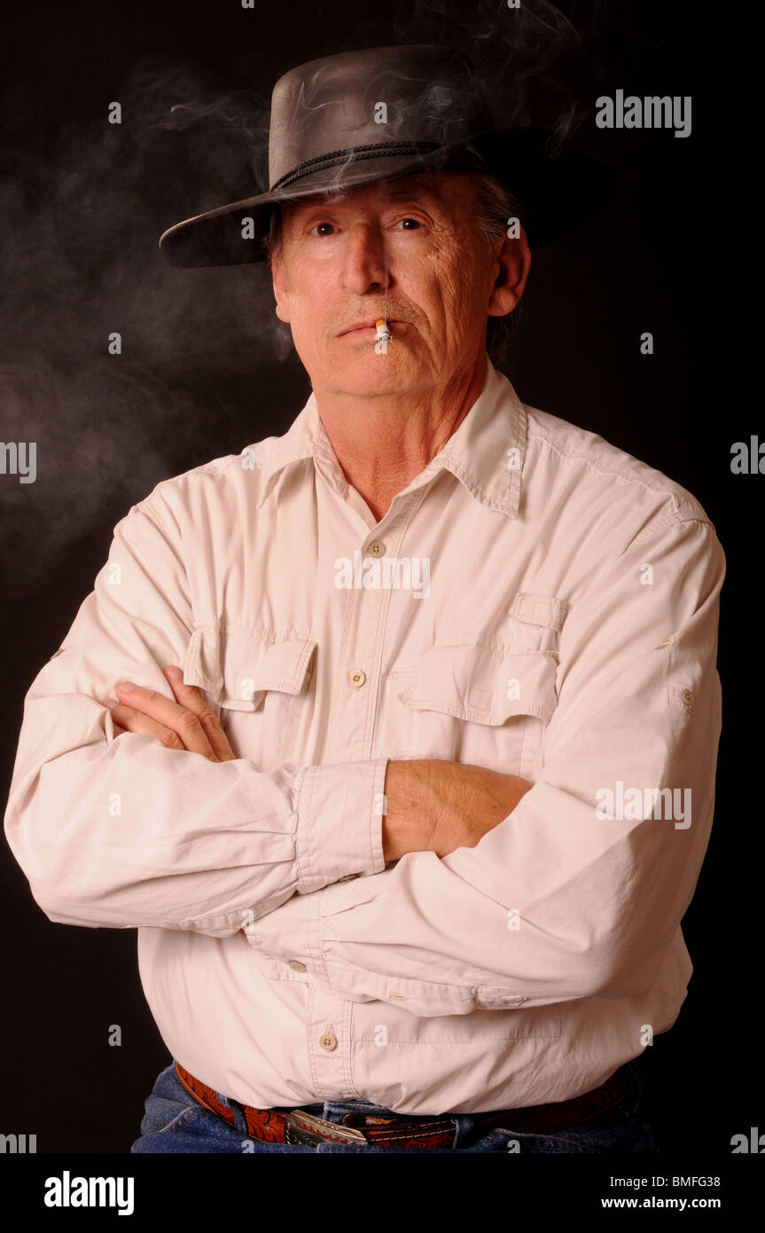 Cowboy cowboy hat smoking cigarette Banque de photographies et d’images ...