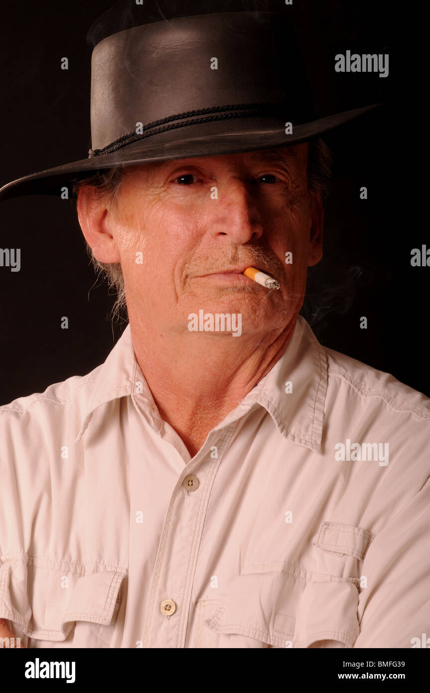 Cowboy cowboy hat smoking cigarette Banque de photographies et d’images ...