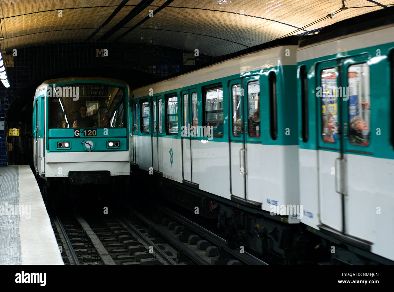 Station de métro paris nation Banque de photographies et d’images à ...