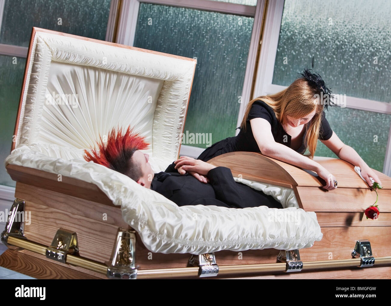Jeune Femme Dans Un Cercueil