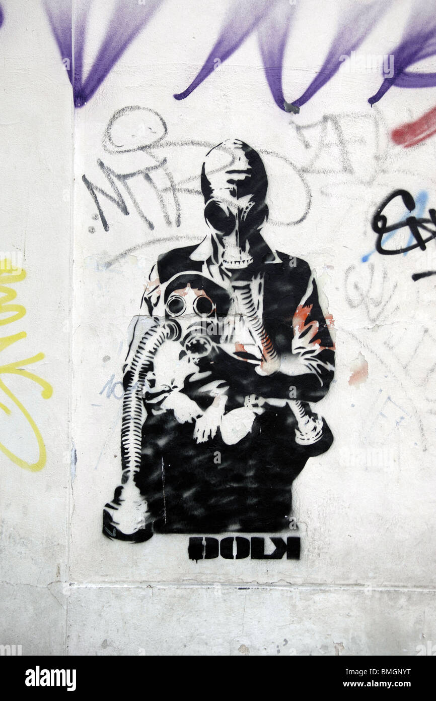 Dolk graffiti au pochoir l'homme et le chien des masques à gaz Photo ...