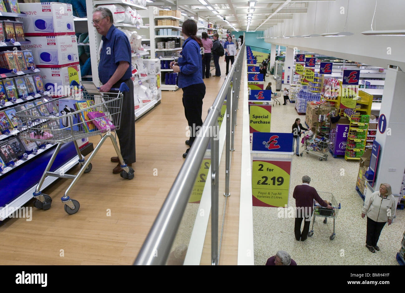 Panier tesco Banque de photographies et d’images à haute résolution - Alamy
