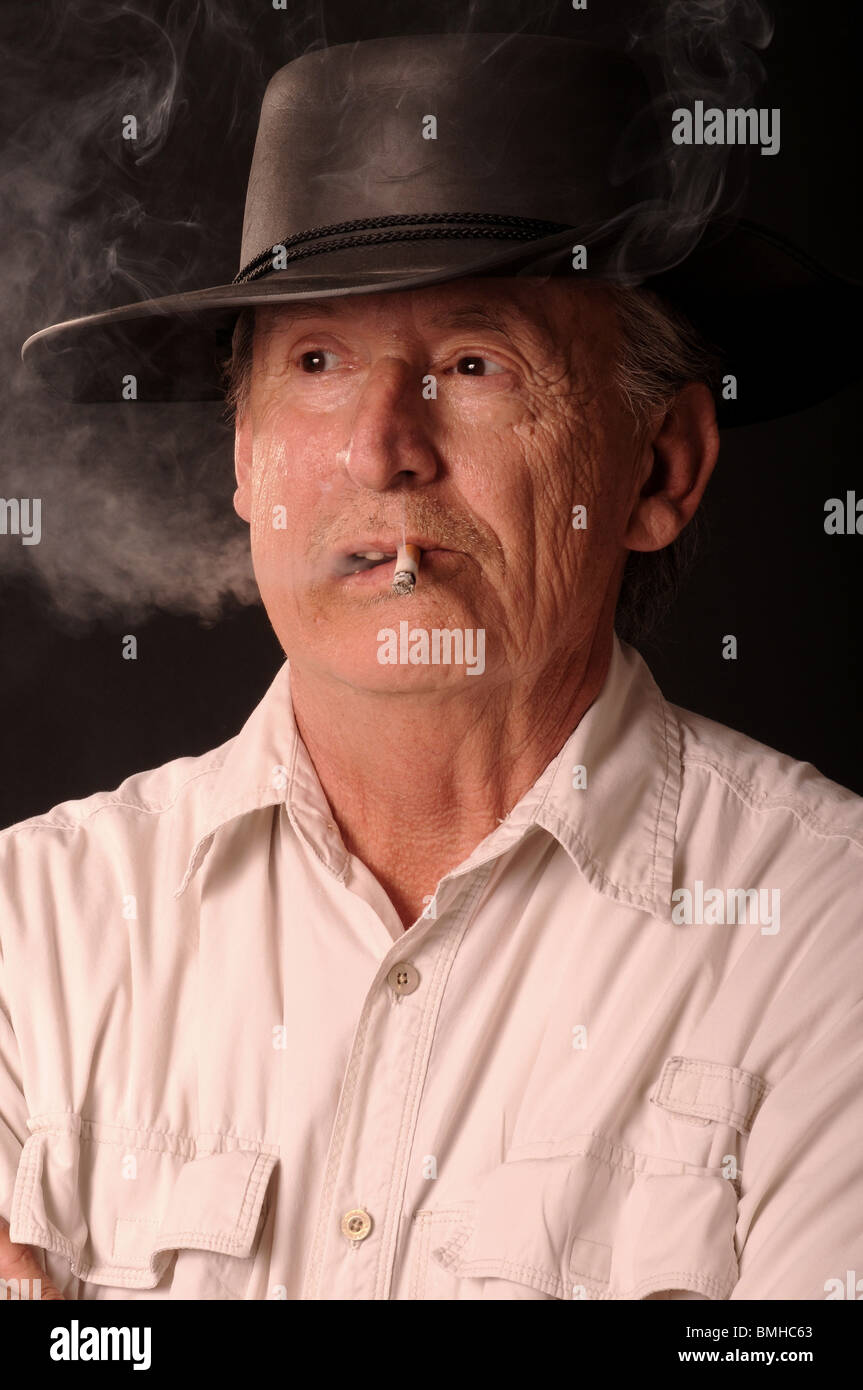 Cowboy cowboy hat smoking cigarette Banque de photographies et d’images ...