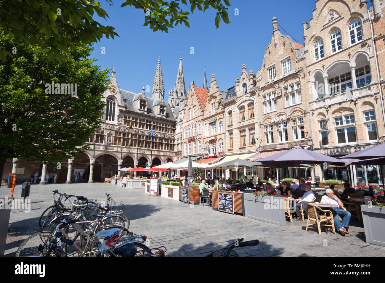 Place principale Ypres Ieper Flandre Belgique Photo Stock - Alamy