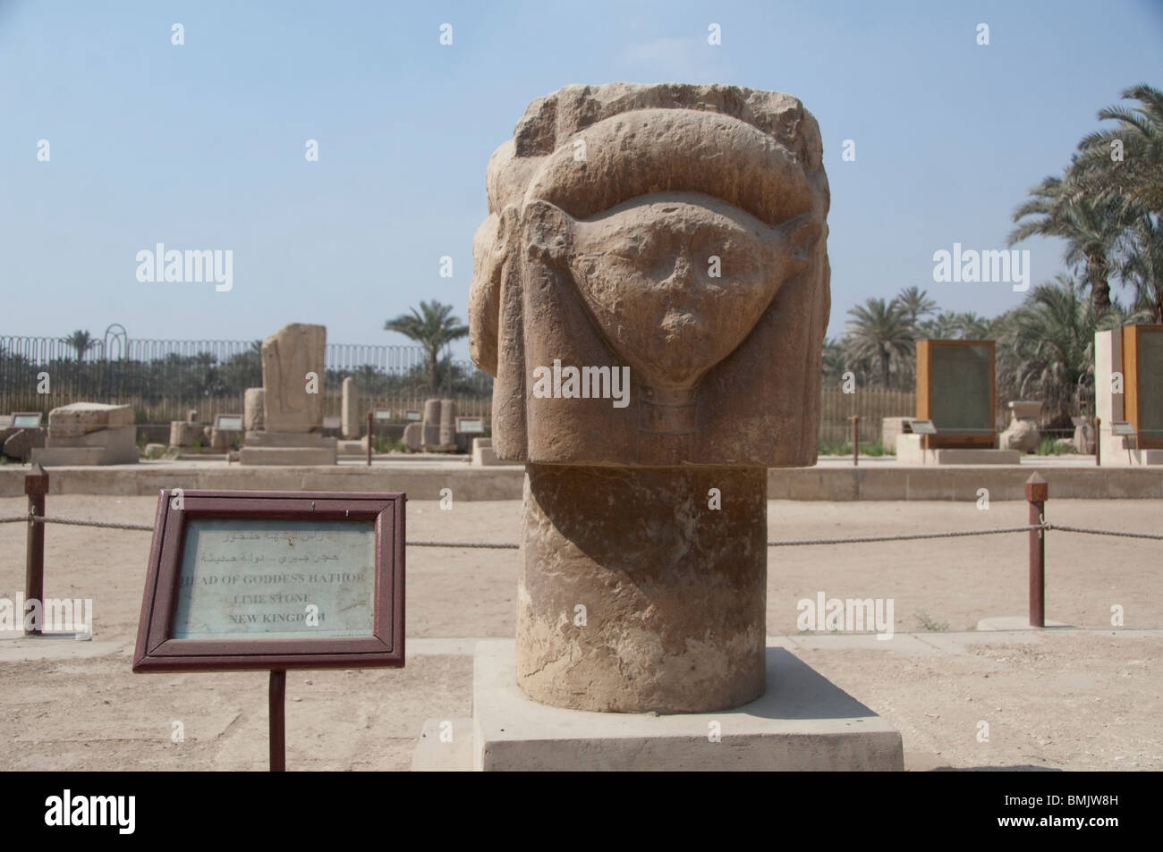 L'Égypte, Memphis (aka Menufer). Statue en pierre calcaire de la déesse ...