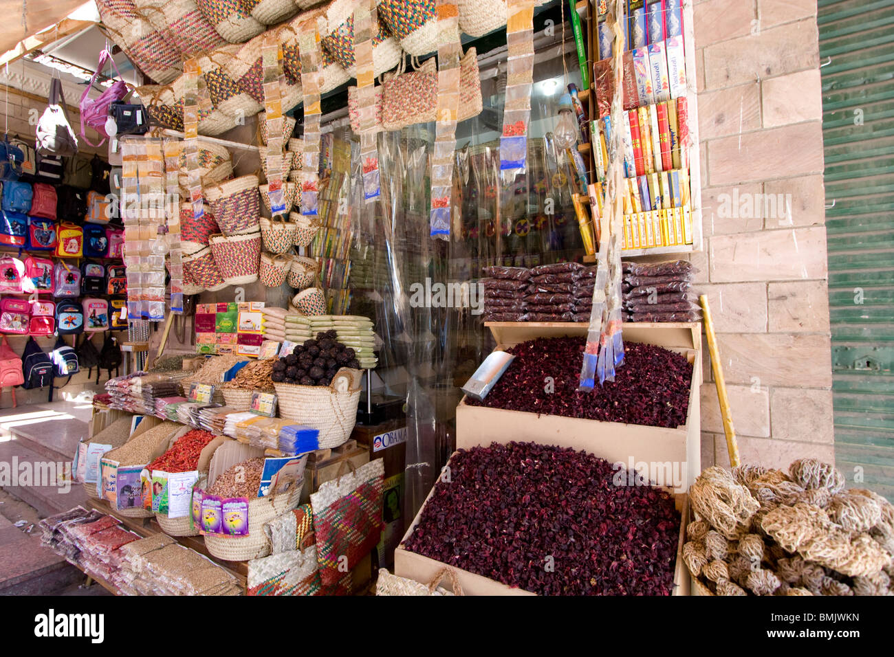 Magasin Dépices Au Souk Dassouan Assouan Egypte Banque Dimages Photo Stock 29918777 Alamy