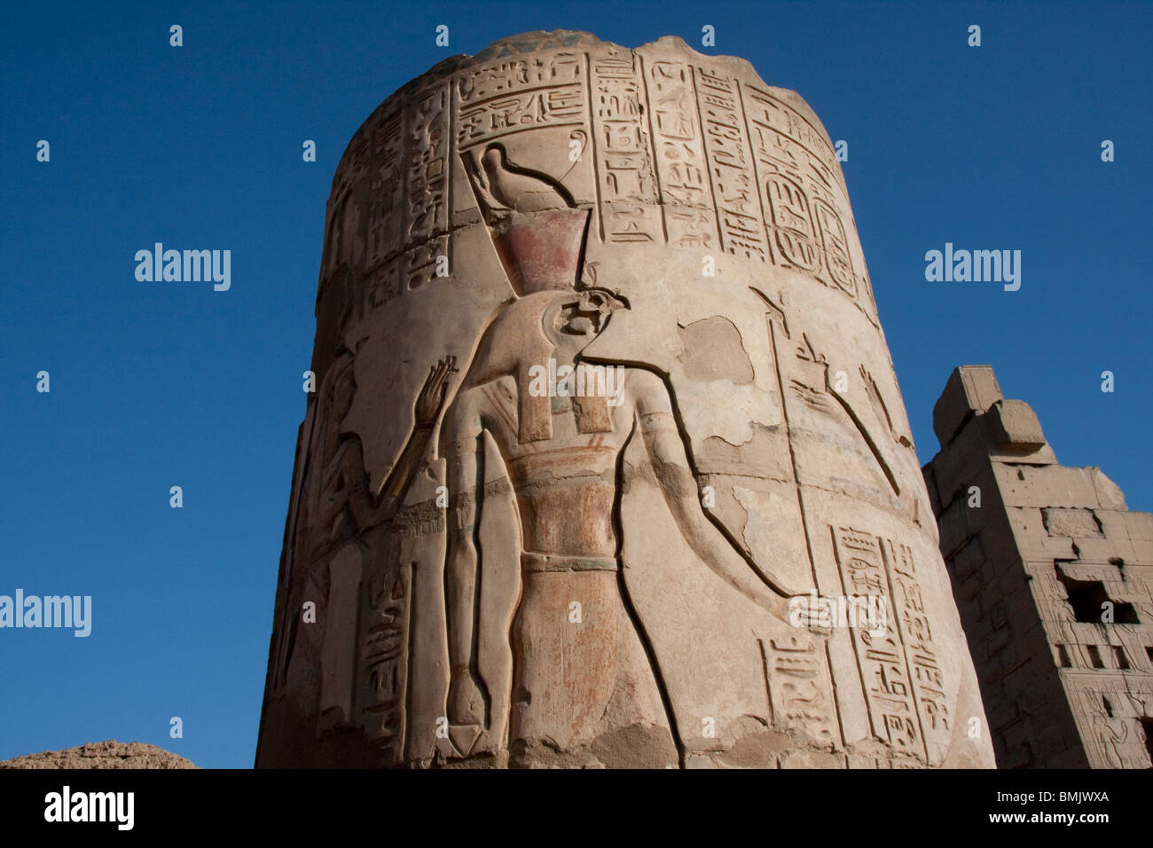 Bas-relief du dieu Horus sur une colonne dans la cour du temple de ...