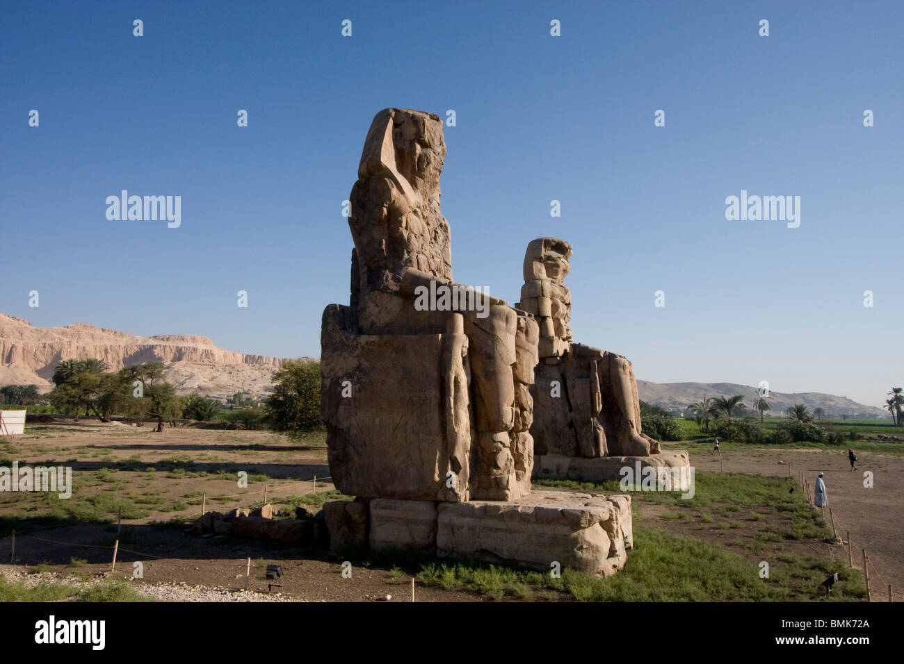 Colosses de Memnon (deux énormes statues de pierre du pharaon Aménophis ...