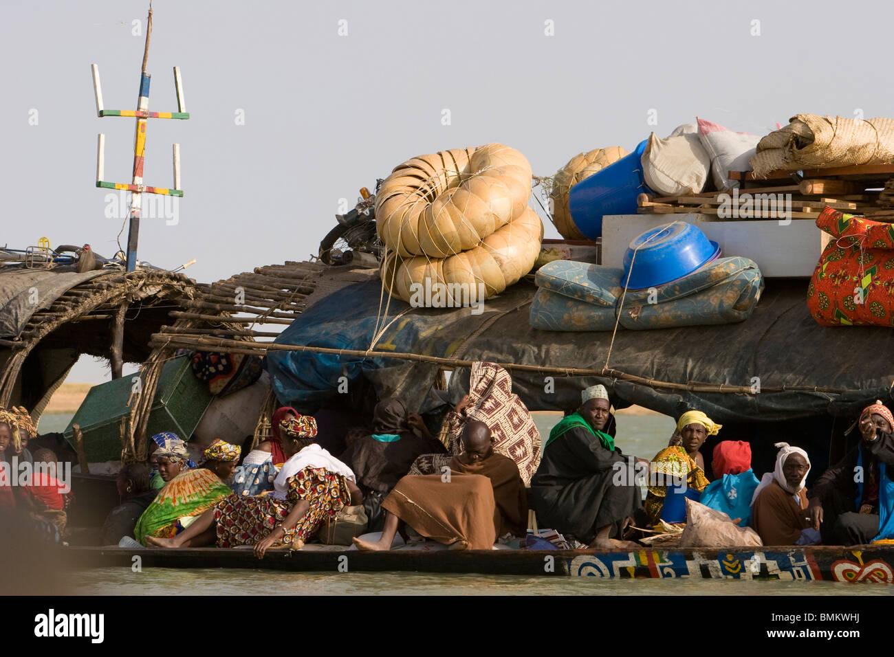 Mali, Mopti. Pinasse transportant des marchandises et des passagers sur ...