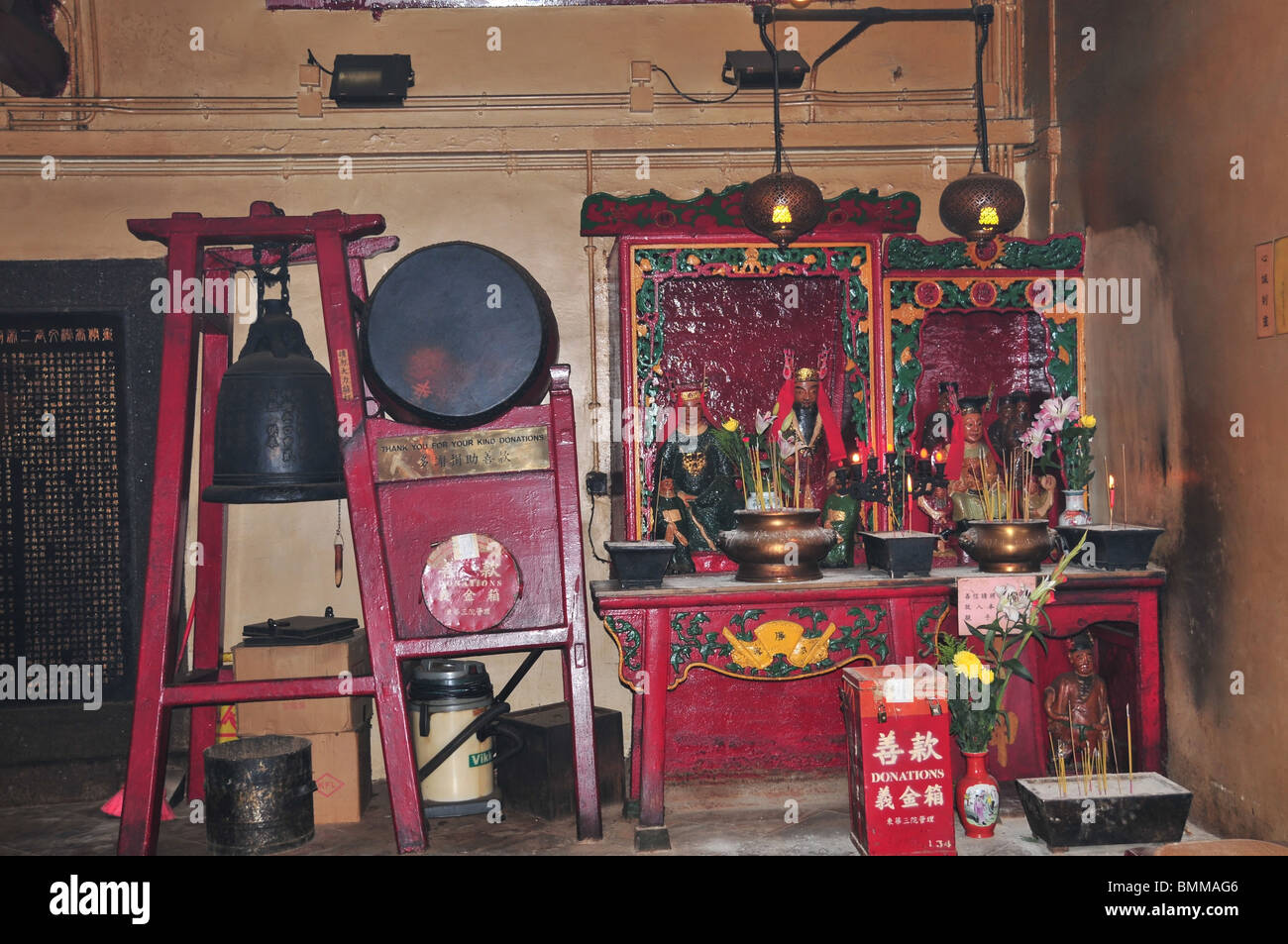 Autel rouge avec trois figurines divinité taoïste, par grande cloche et ...