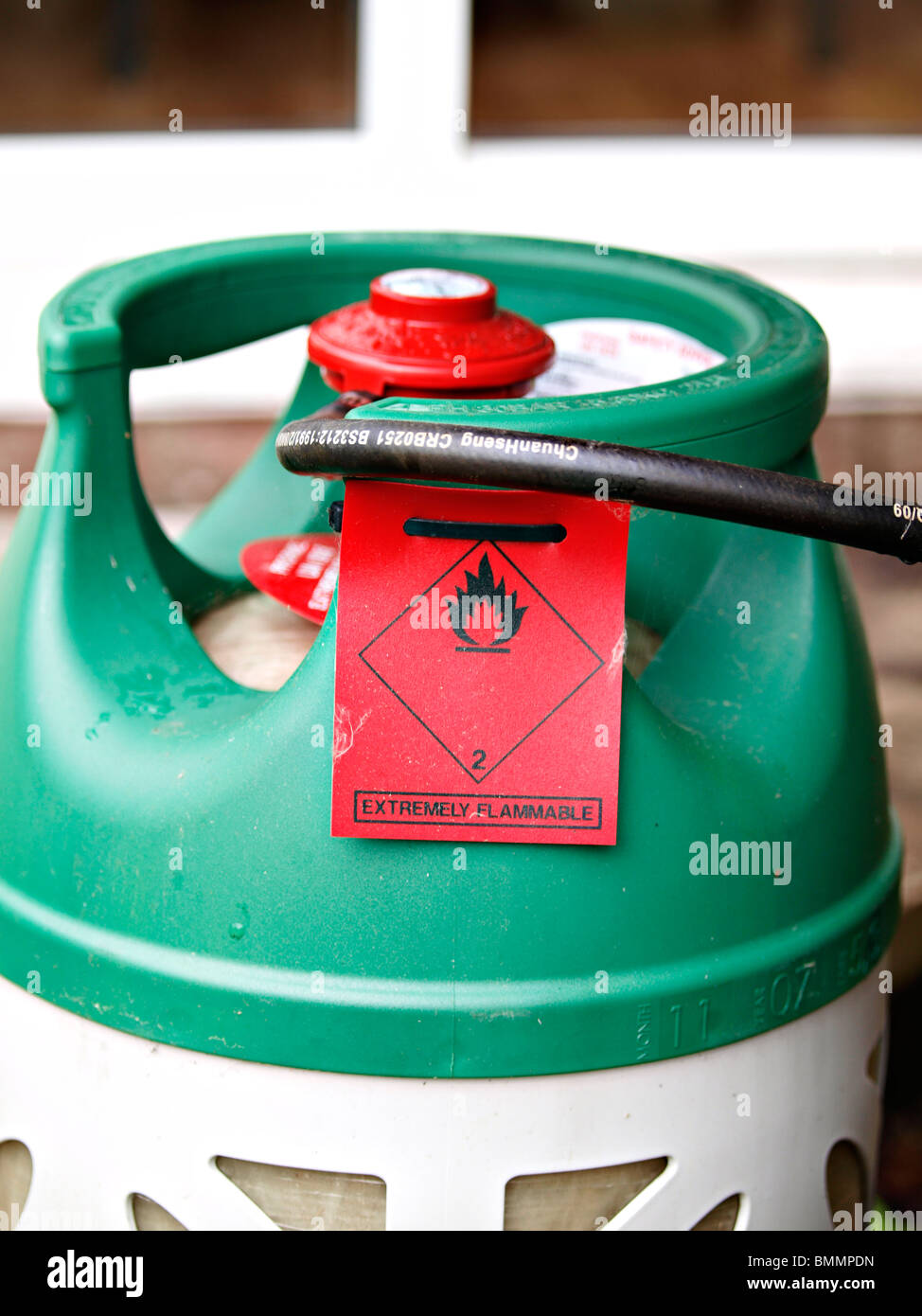 Barbecue gaz est extrêmement inflammable et doit être manipulé avec ...